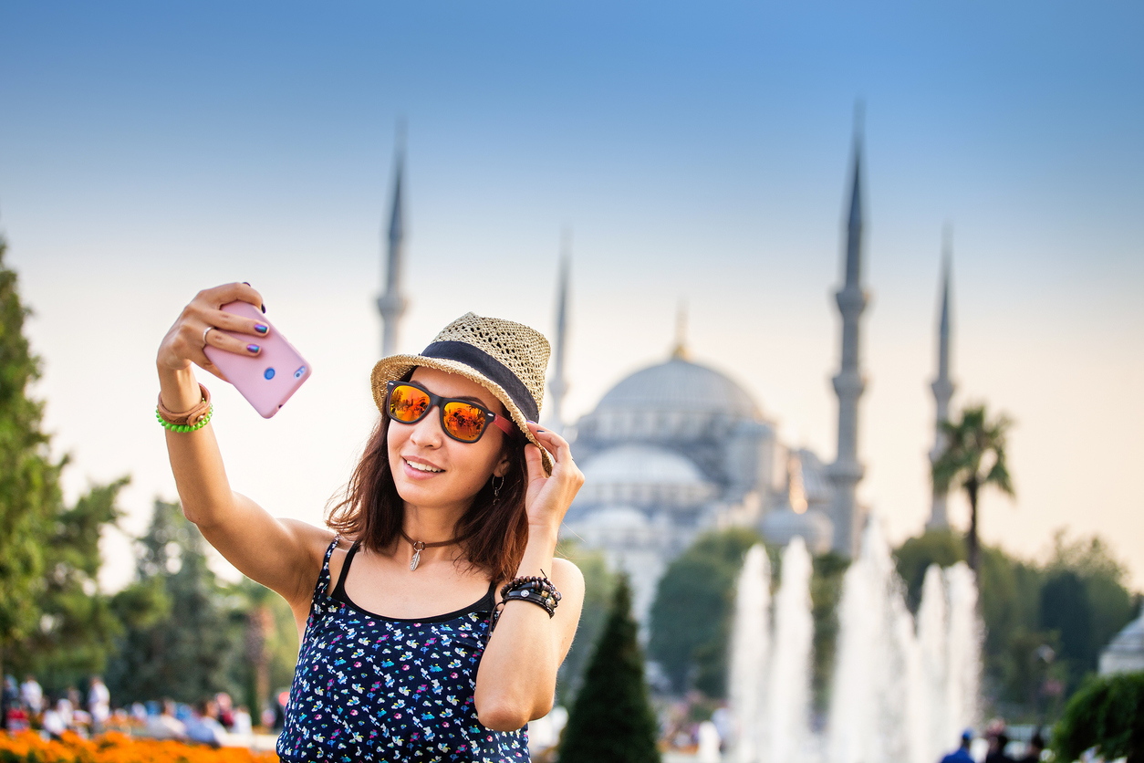 How To Take Good Pictures of Yourself (5 Step Guide)